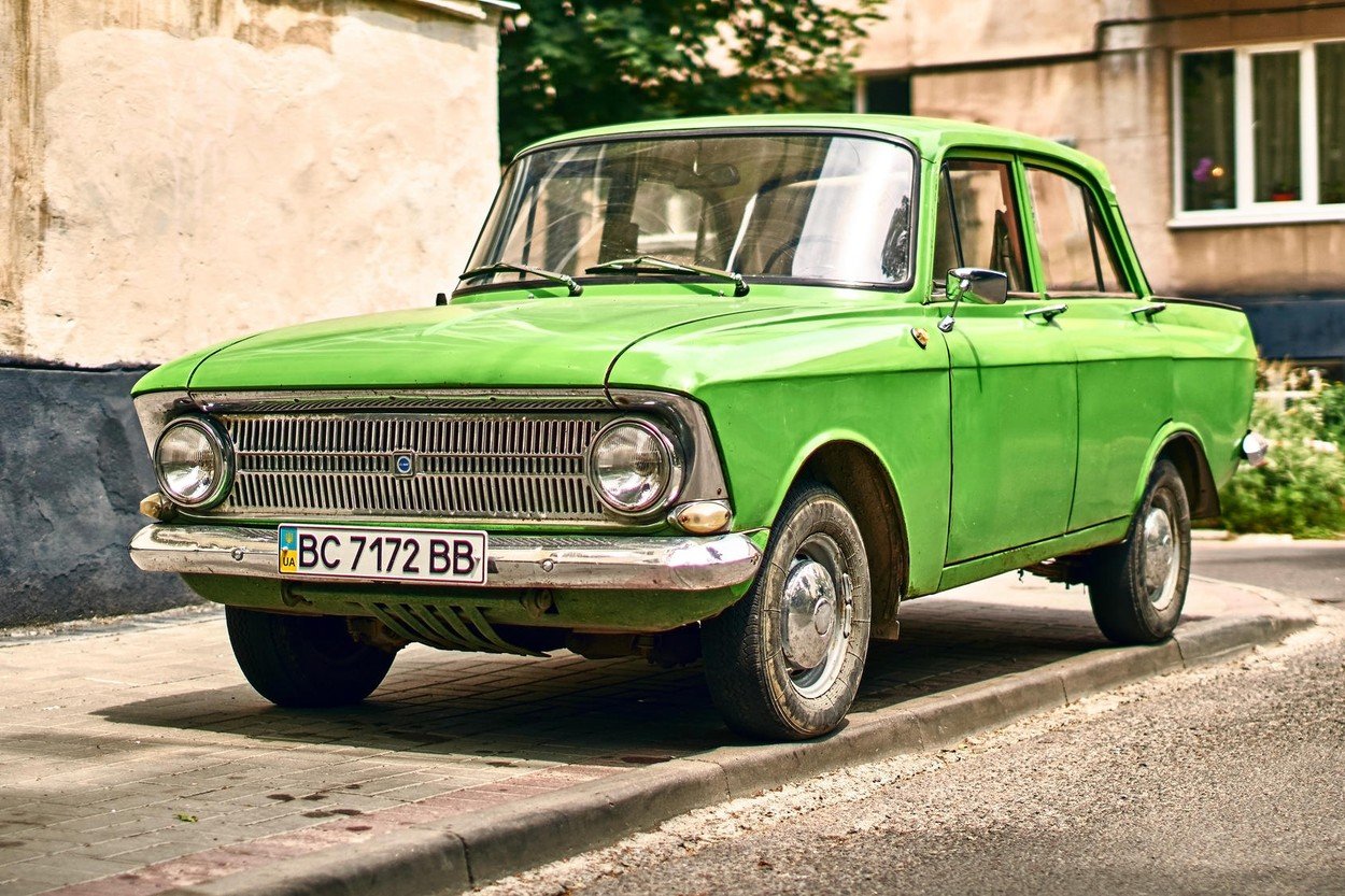 Moskvič je legendarni ruski avto, ki so ga vozili tudi SlovenciMoški.si